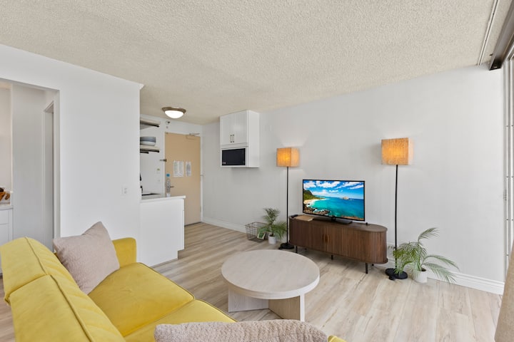 Waikiki Ocean View W/ Private Lanai - Honolulu, HI