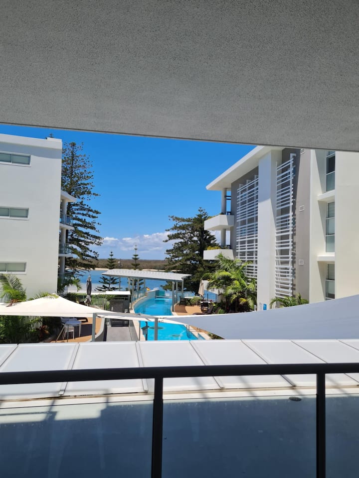 Water Views!
Beach Front Resort!
King Bed!
Spa! - Caloundra