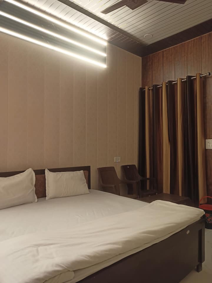 Shivay Guest House (Deluxe Room) - アヨーディヤー