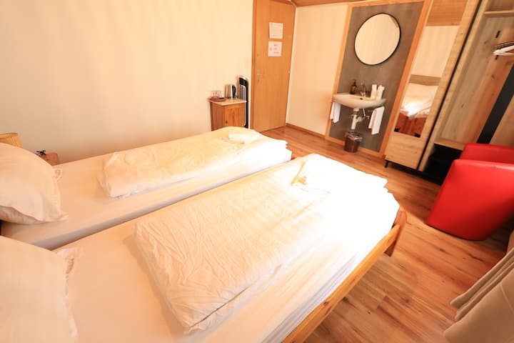 Double Room+breakfast+parking+shared Bathroom7 - Brienz