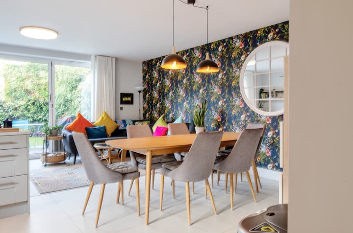 Spacious Family Oasis | Explore With Ease! - Dorking