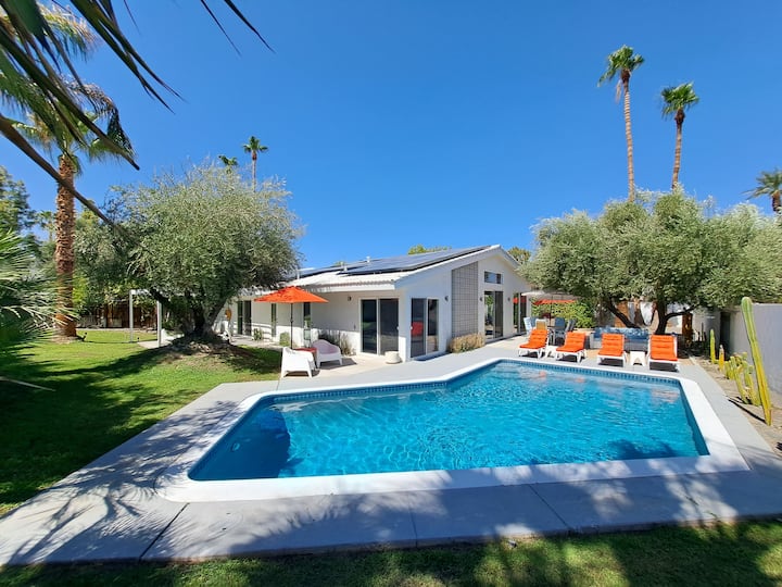 Mid-century Modern With Mountain View & E-scooters - Palm Desert, CA