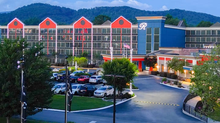 Ramsey | 1q Ada Roll-in Shower - Pigeon Forge, TN