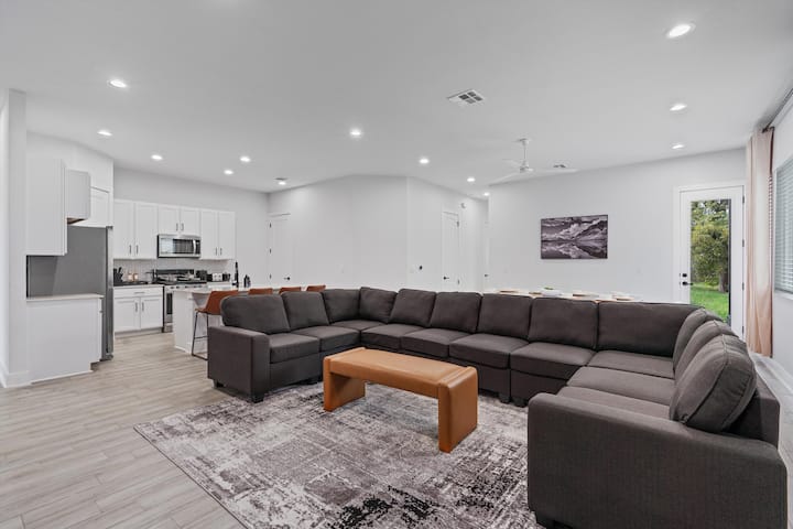 Modern & Spacious | Social Stay Near Downtown - Austin