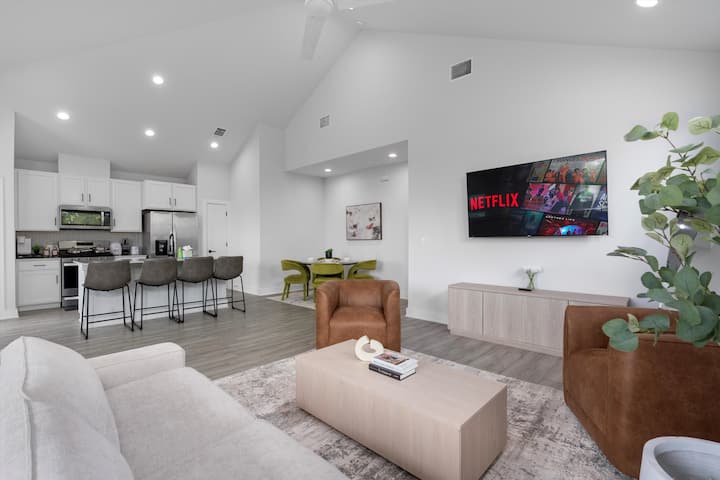 Modern Stay Near Downtown + Balcony & Parking - Austin, TX