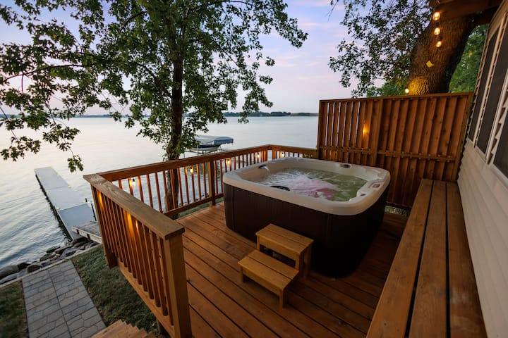 Charming Lake House, Hot Tub, Sauna, Private Dock - Lake Poinsett, SD