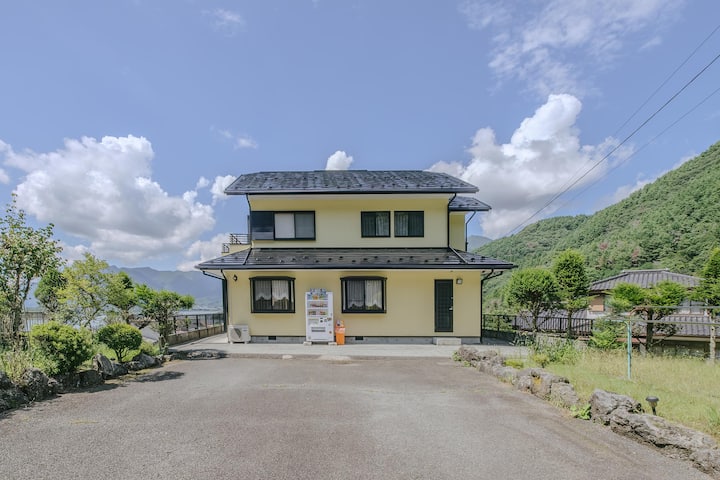 河口湖が一望できます。湖まで徒歩4分/和洋折衷の一軒家貸し切り/駐車場6台/自然に囲まれた家 - Japan