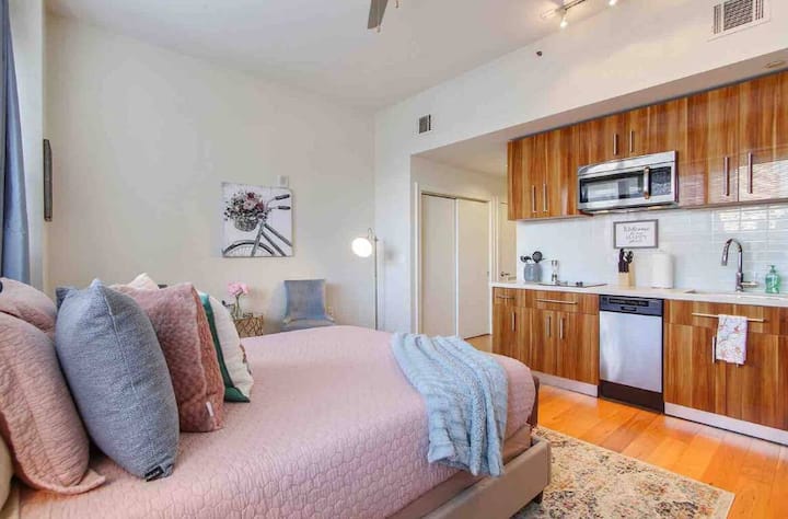 Studio Downtown With Swag & Pool - New Orleans, LA
