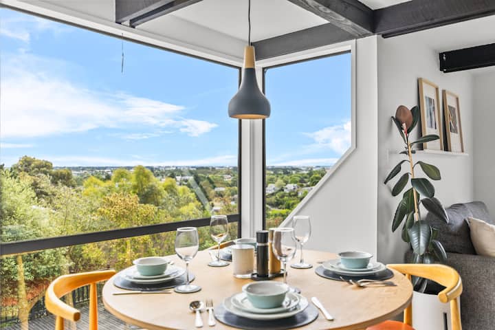 Nestled Above. Serenity & City Views - Sleeps 6 - West Coast