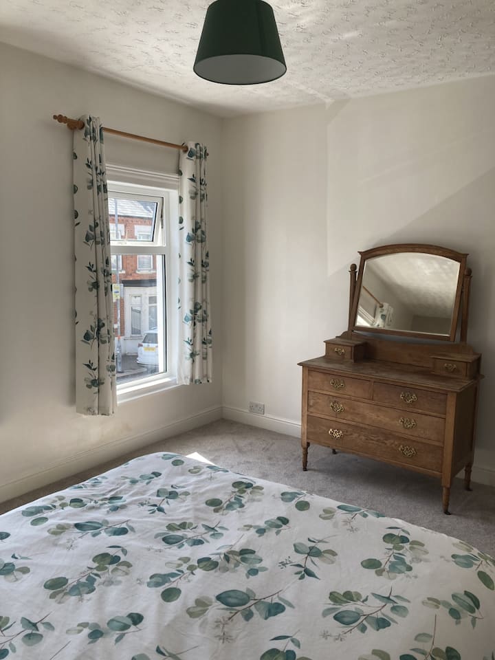 Large Double Room In Cosy House - 北安普頓