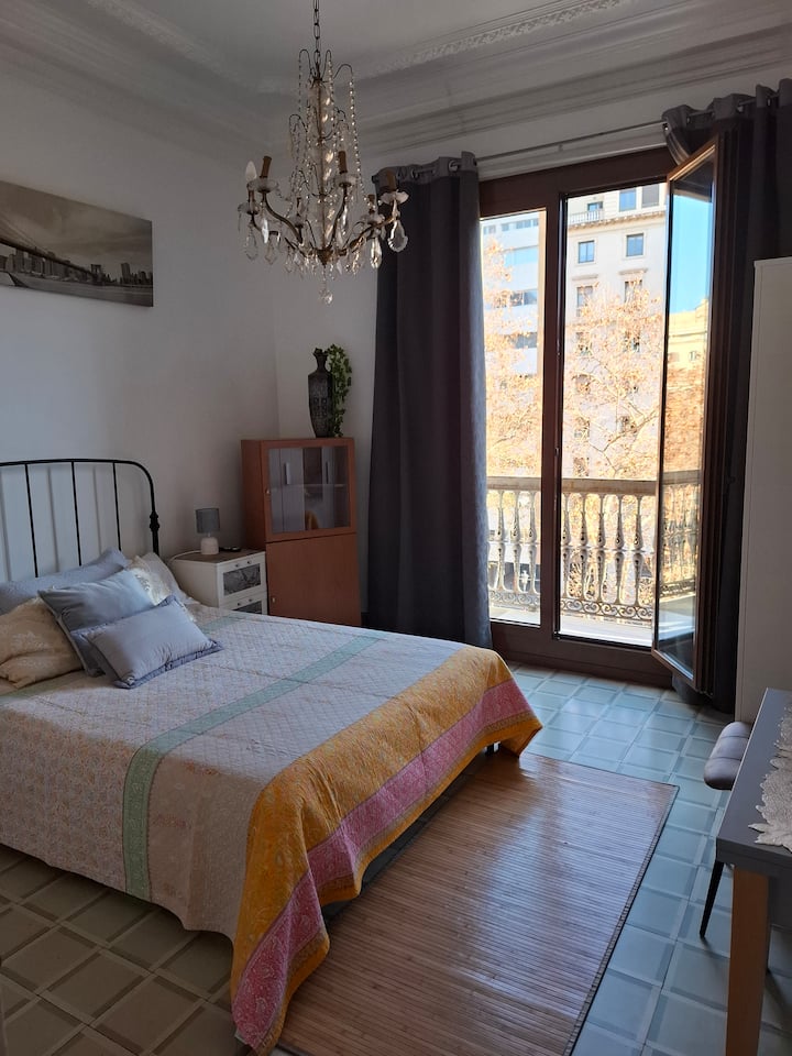 Habitación Soleada Amplia Con Balcón En Monumental - Barcelona