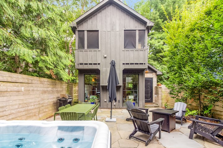 Douglas Hideaway | Modern Home W/ Hot Tub & Patio - Saugatuck, MI