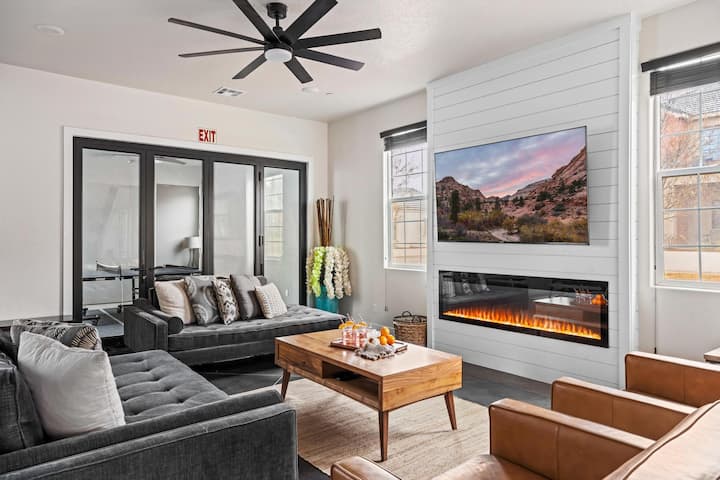 Private Pool | Water Park/ Lake Side | 18+ Guests - Utah