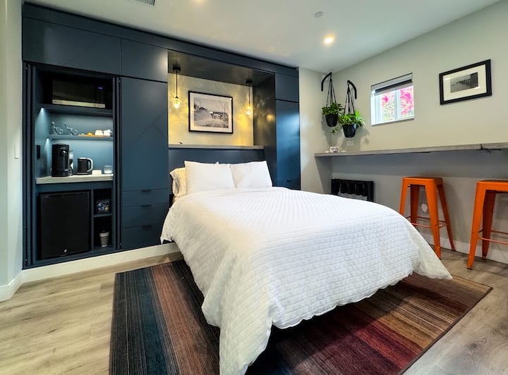 Ideally Located Unit W/ Patio & Private Entrance - San Diego, CA