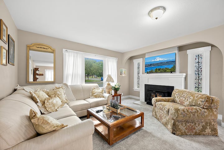 The Charming Family Cottage - Puyallup, WA