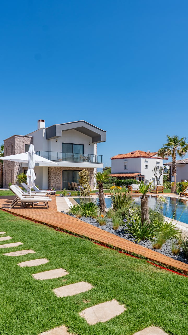 Modern 2-br Apt Near Beach With Pool Access - Ayvalık