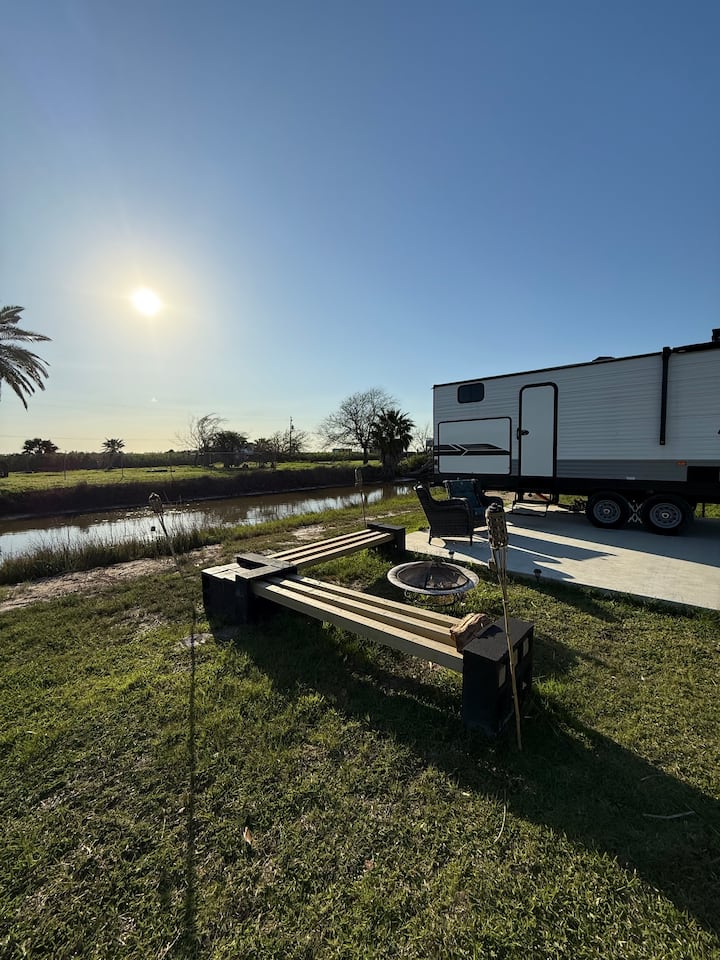 Huge Rv W/ 4 Bed Bunkhouse Close To The Beach! - Crystal Beach, TX