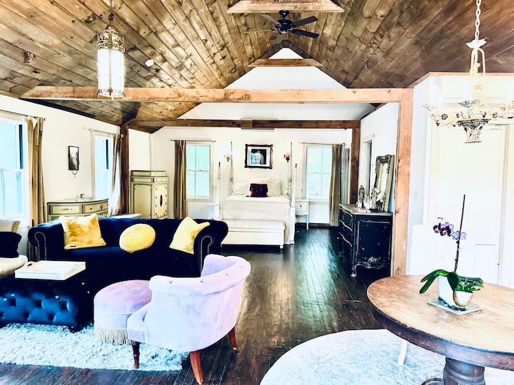 New-romantic Lake View Carriage House - Woodstock, NY