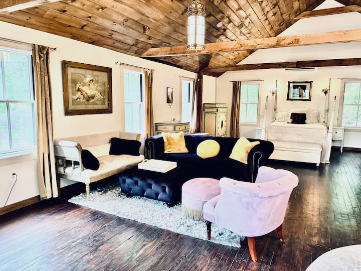 New-romantic Lake View Carriage House - Woodstock, NY