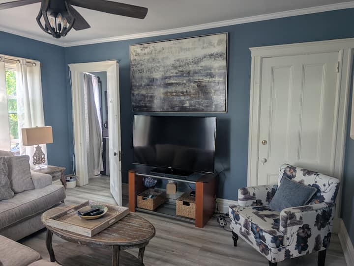 Spacious Sunny Apt: Walk To Shop, Eat & Nyc Train - Montclair, NJ