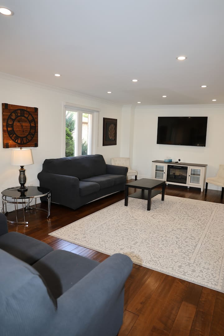 Sunlit Haven: Expansive 3-bedroom Retreat - Newmarket