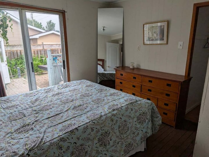 Beachfront Retreat –  Hot Tub & Wraparound Deck - Port Stanley