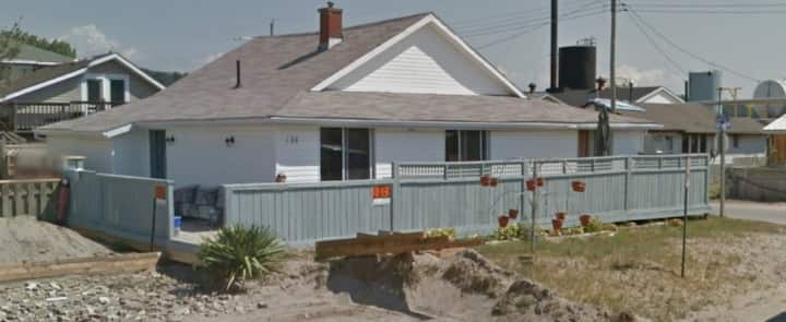 Beachfront Retreat – Hot Tub & Wraparound Deck - Port Stanley