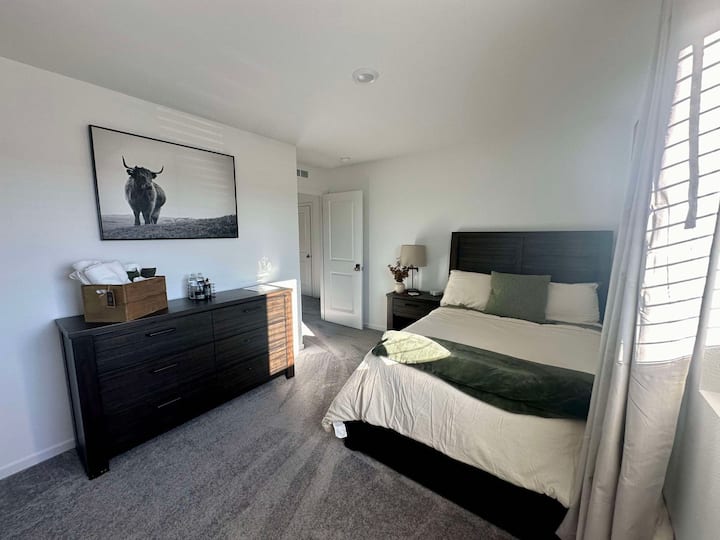 Furnished Room In A Shared Home - Full Sized Bed - Kelso, WA