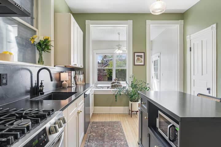 Gorgeous Wicker Park Brownstone Unit - Chicago, IL