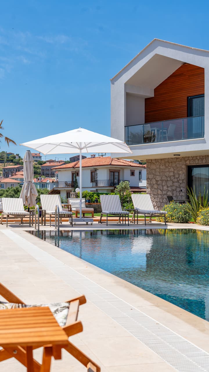 Charming 2-br Upper Floor With Pool And Sea Access - Ayvalık