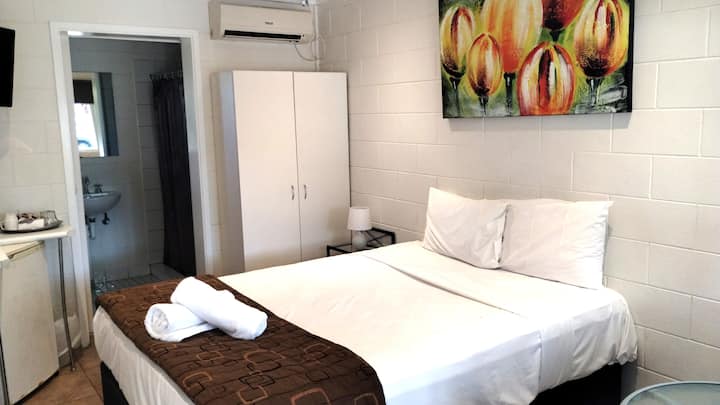 Basic Queen Room (With Ensuite) - Tully