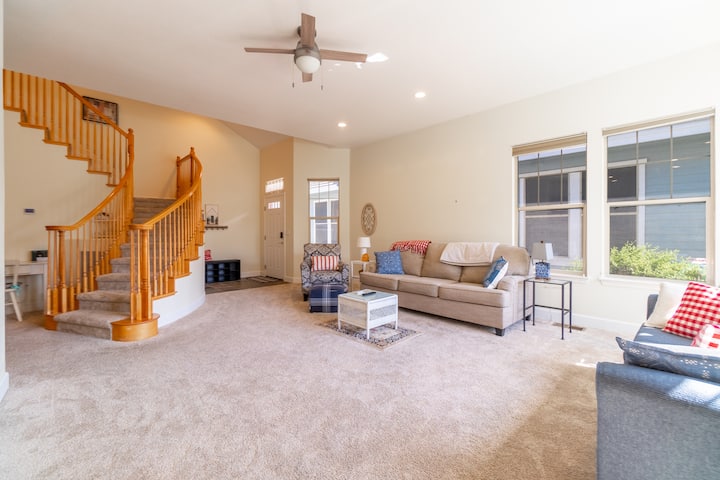 Mid-term Getaway: Elegant 3-bed Near Red Hawk Golf - Sparks, NV