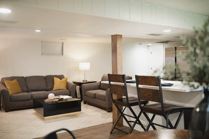 Spacious, Modern 2bd Guest Suite W/ Full Kitchen - Kansas City