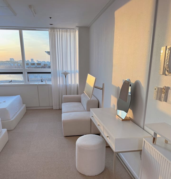 *리모델링* 서울의 중심, 홍대입구역과 연결된 넓고 깨끗한 아파트 / 호텔침구 /초고층뷰 - Séoul