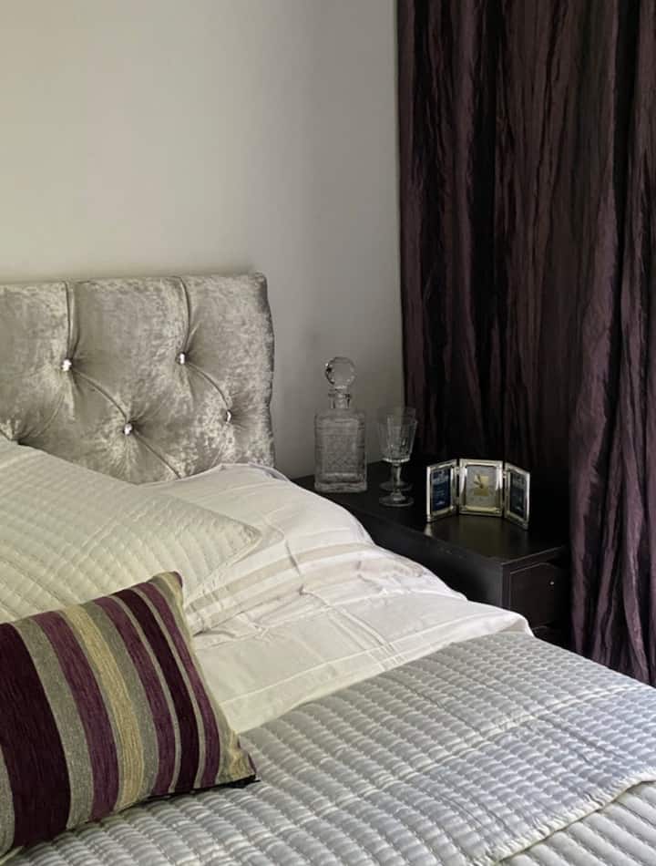 Book A Room In The The Green Lotus Lounge - Dunstable