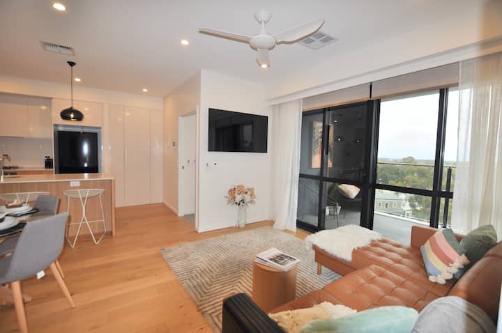 Stylish Top Floor/views/location - Adelaide