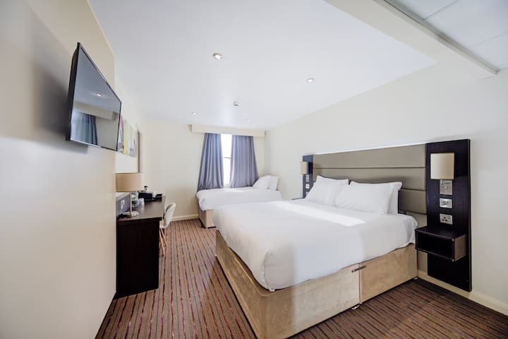 Newport City Center Standard Family Of 3 Room - Newport