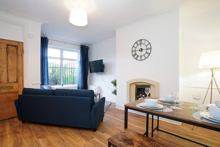 3 Bedroom Home With Free Parking - Leeds