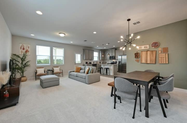 Spacious Cozy 3br Getaway - Great Bedroom View - Austin, TX