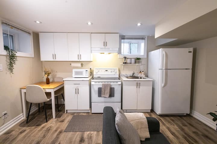 East York Apartment Steps From Woodbine Station - Toronto