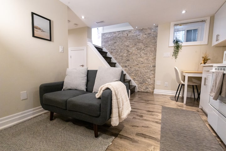 Bright Toronto Suite W/ Laundry, 3-min Walk Subway - Toronto