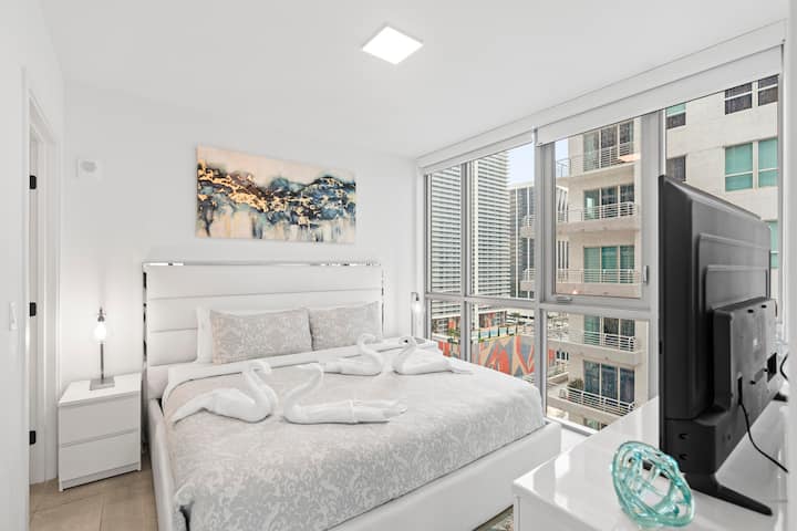 Prime Downtown Location | Modern 23rd Floor Condo - Miami