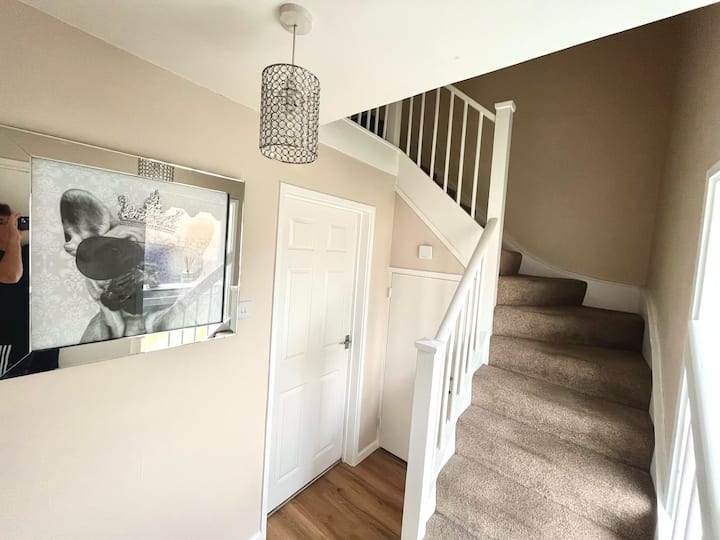 Stunning House In Basildon Close To Town & Station - Basildon