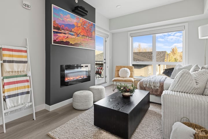 The Pearl 1 Bedroom Luxury Mountain View Suite - Canada
