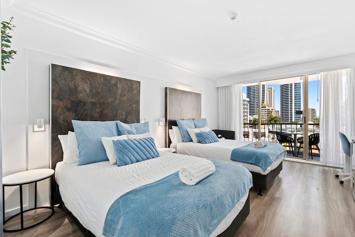 50m To Beach, Near Rail, Dining & Entertainment! - Surfers Paradise