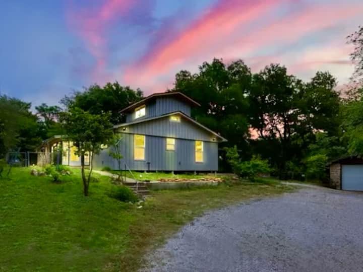 Mini Farm Treetop Loft - Austin, TX