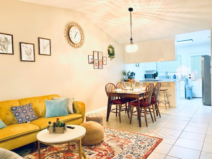 Eclectic 2b2b Apartment W/ 4 Beds In Thriving Sw - Bakersfield, CA