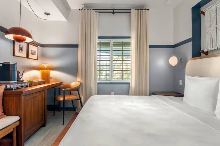 Deluxe King Room | The Daydrift - Miami Beach, FL