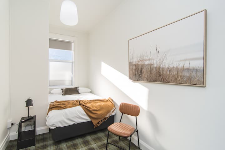 Petite Double Room W/ Shared Bathroom - Timaru