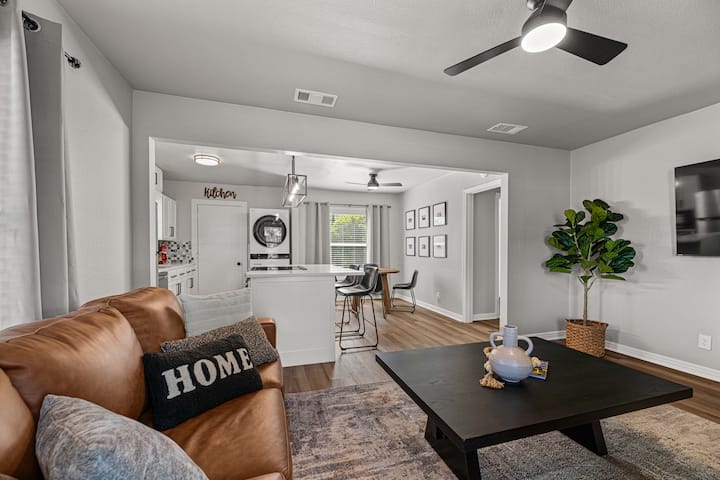 Chic Retreat | Walk To At&t | Six Flags+uta+dallas - Carousel, Arlington
